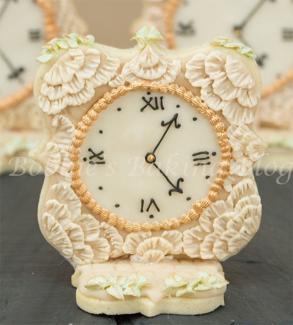 Antique Clock-How to Create Eyelet Lace on a Fondant Sugar Cookie | 5th ...